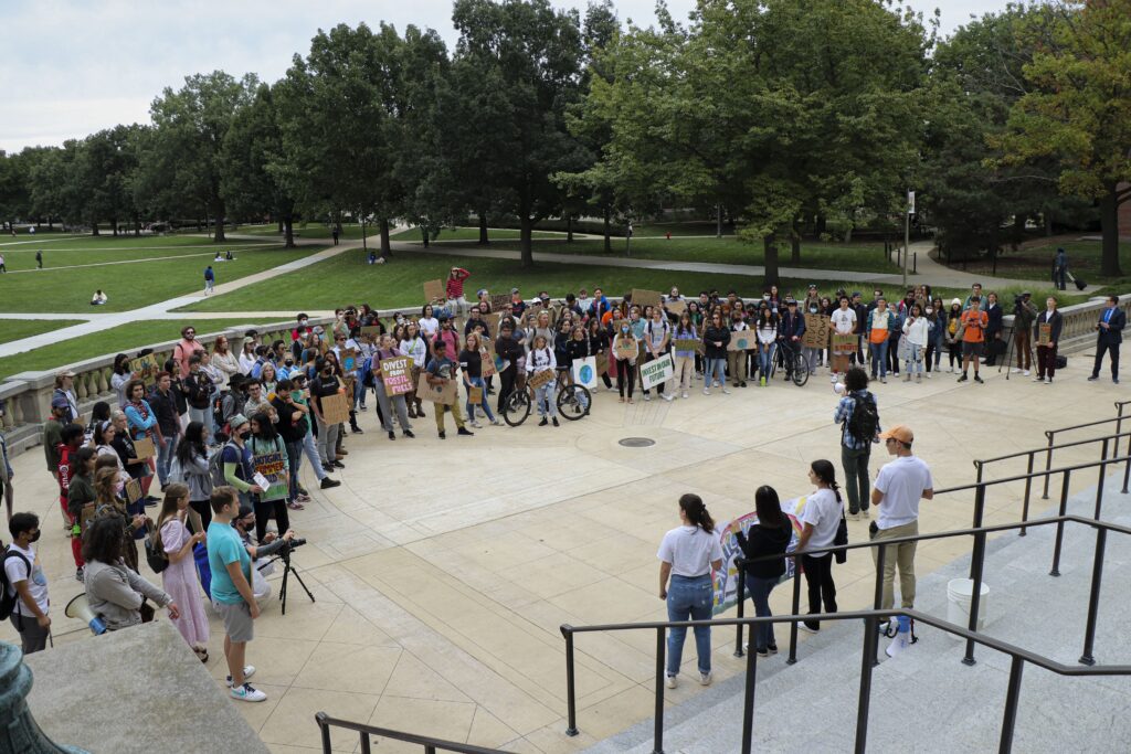 Students protest University of Illinois investments related to fossil ...