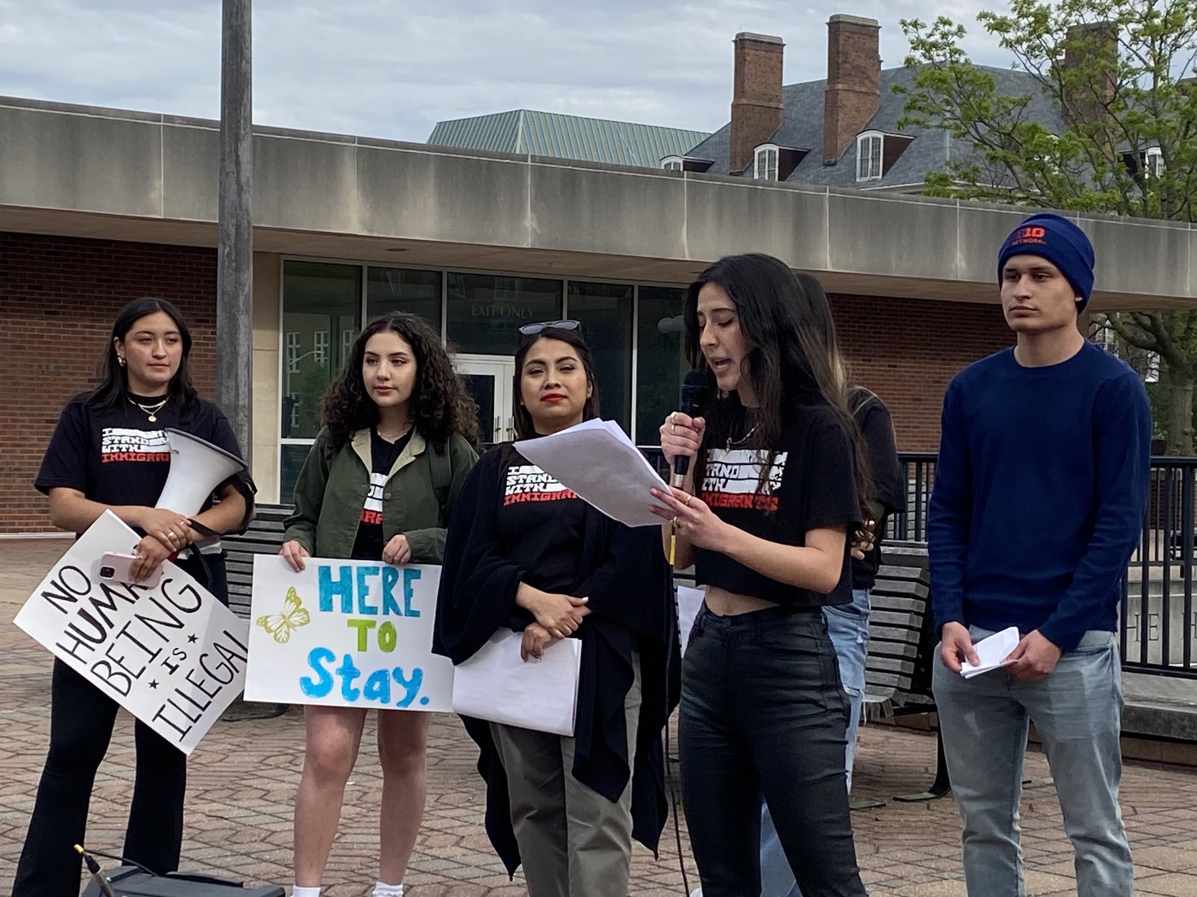 Students organize rally in support of undocumented community | Student ...